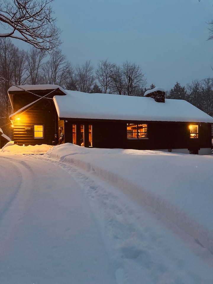 “Fern Hollow” Spacious Ski Chalet With Fireplace - Killington, VT