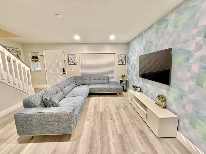 Beautifully Remodeled 4-br House With A Pool - Orlando International Airport (MCO)