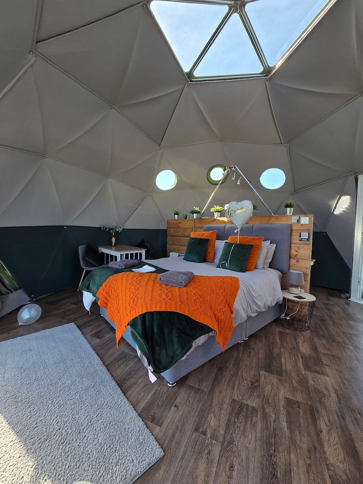 Orion | Hot Tub | Stargazing Geodome - Pembrokeshire