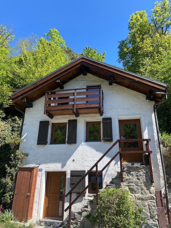 Petit Chalet Atypique Avec Terrasse Et Jardin. - Brides-les-Bains