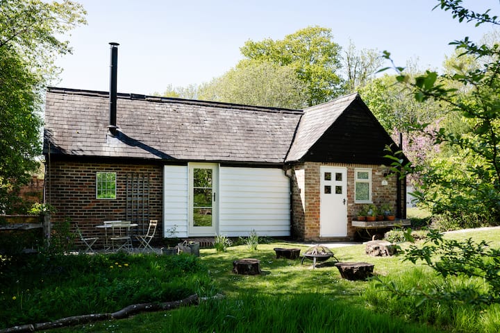 Hop At Tipsy Cottages: A Romantic Rural Retreat - Battle