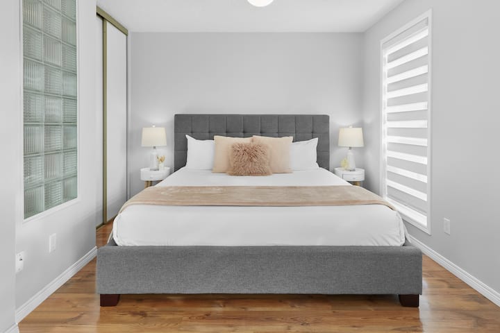 Stylish 2br ·King Suite ·Workspace ·Transit Access - Edmonton
