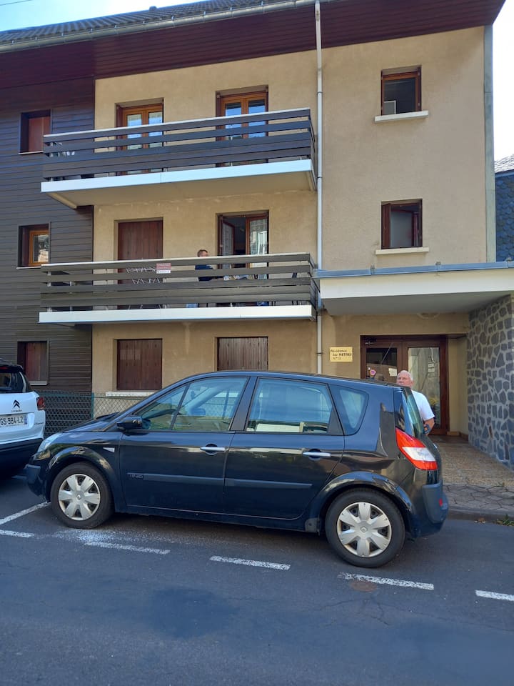 Appartement Situé En Rdc D'une Petite Résidence . - Super Besse