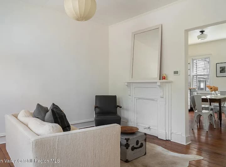 Hudson Sunny Townhouse - Hudson, NY