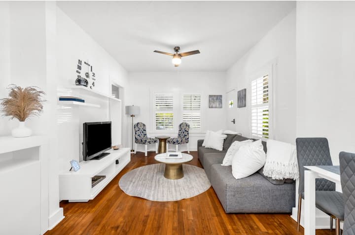 Entire 2 Bedroom Cozy House - West Palm Beach, FL