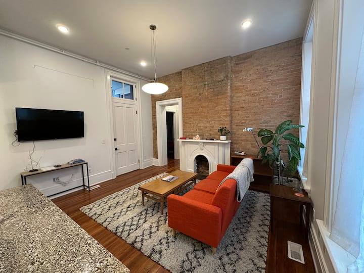 Beautiful 2 Bed Dayton St. Historic District Apt - Cincinnati, OH