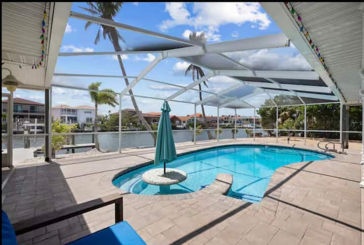 Endless Summer Beautiful Waterfront Vacation Home - Apollo Beach, FL