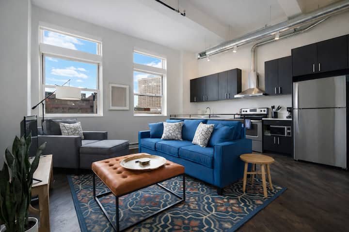 King Bed Retreat With Mke Views + Parking - Milwaukee