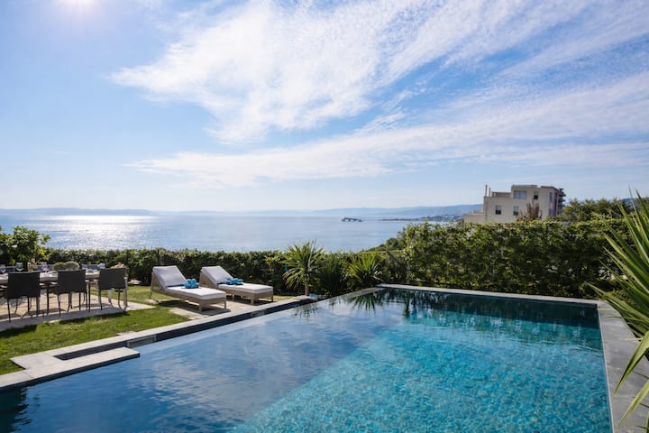 Seafront Apartment With Private Heated Pool - Split