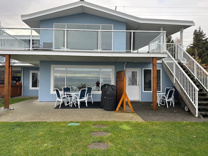 Walk On Oceanfront In Qualicum - Parksville