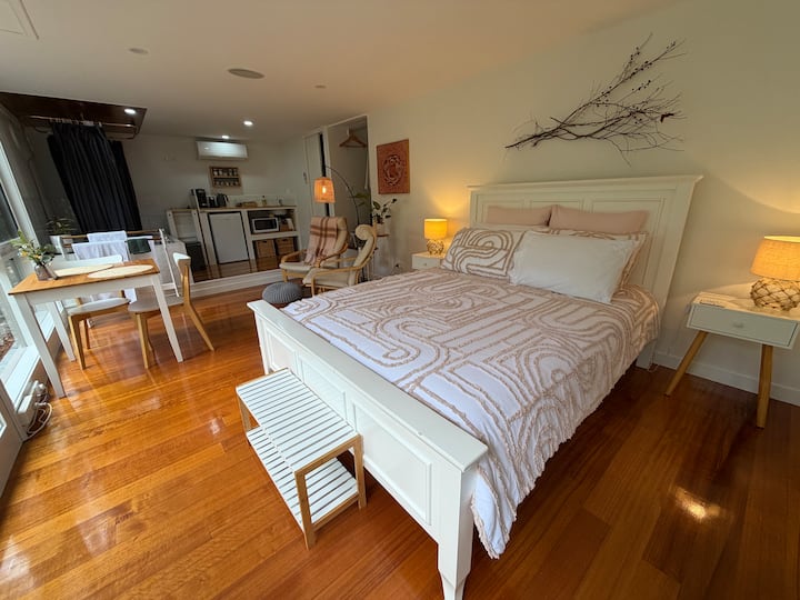 Tranquil Retreat Open Plan Overlooking Bush Land. - Lilydale