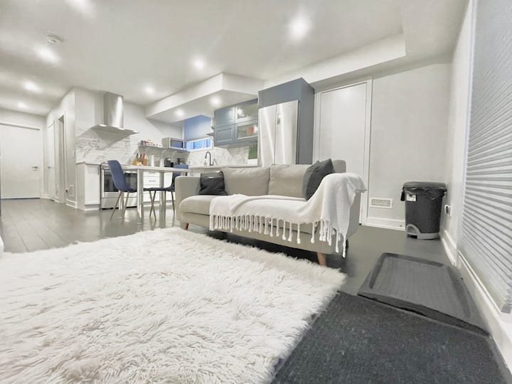 Stylish Bright Suite W/patio And Private Entrance - Mississauga
