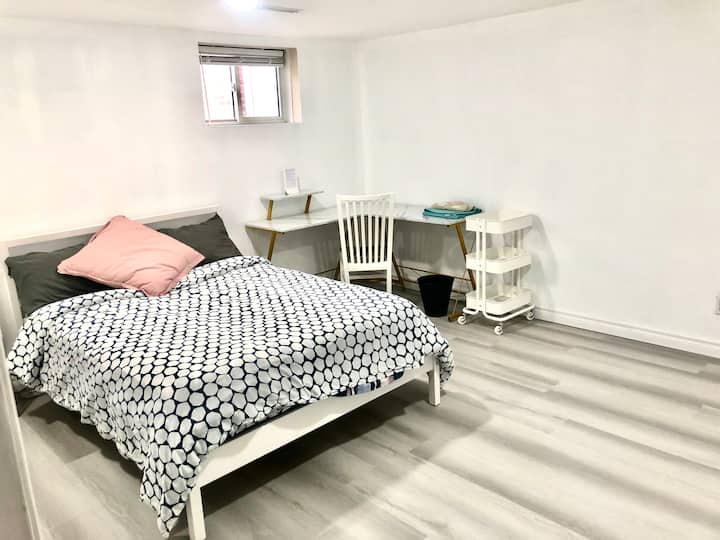 Free Parking,near Airport,walkable To Subway - Mississauga
