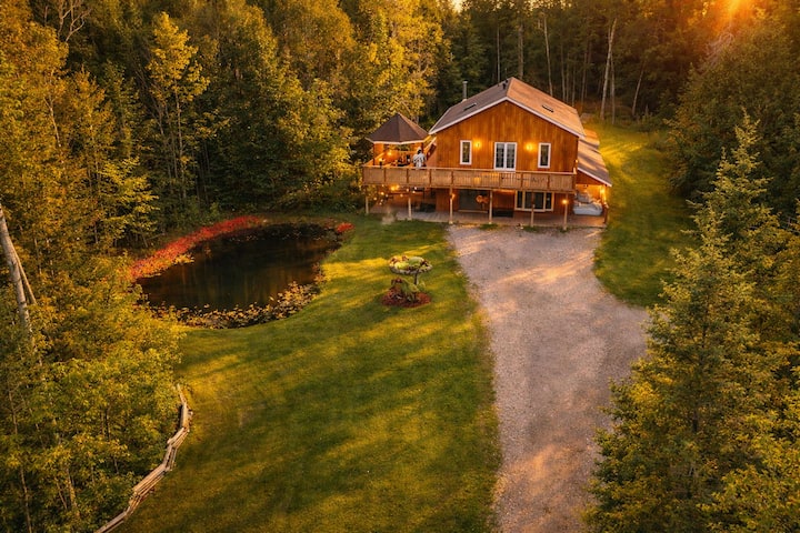 The Ultimate Group Getaway: 5br W/ Hot Near Resort - Kawartha Lakes