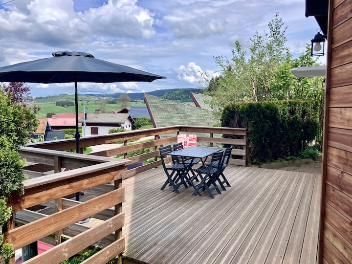 Joli Chalet En Duplex Au Calme Avec Vue Dégagée - Jougne