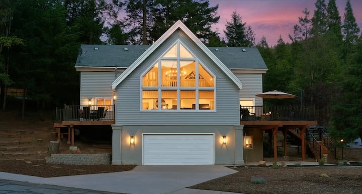 Whiskey Rock Lodge With Hot Tub! - Mount Shasta, CA