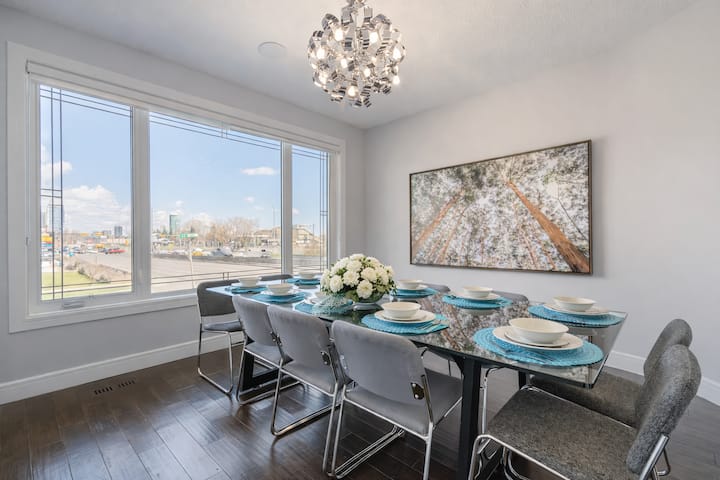 Central 4br House | Garage&a/c! Walk To Stampede! - Calgary