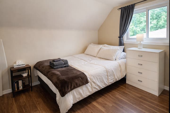 Bright Bachelor Suite | Close To Colleges - Greater Sudbury