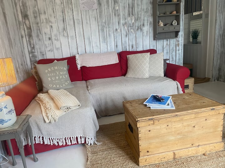 2 Bed Garden Flat  With Summer House / Games Room - Isle of Wight