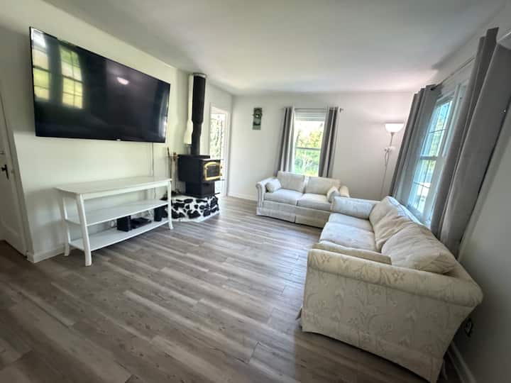 Cheerful 2-bedroom Home With Indoor Fireplace - Port Jervis, NY