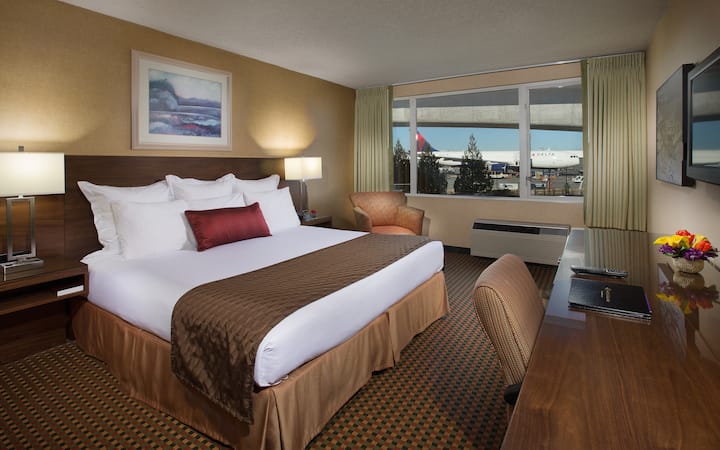 Convenient Room W/ Queen Bed, Free Parking - Kent, WA