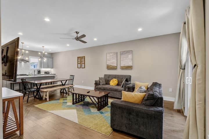 Brand New Mins To Downtown/4br 4ba/garage/sleep 12