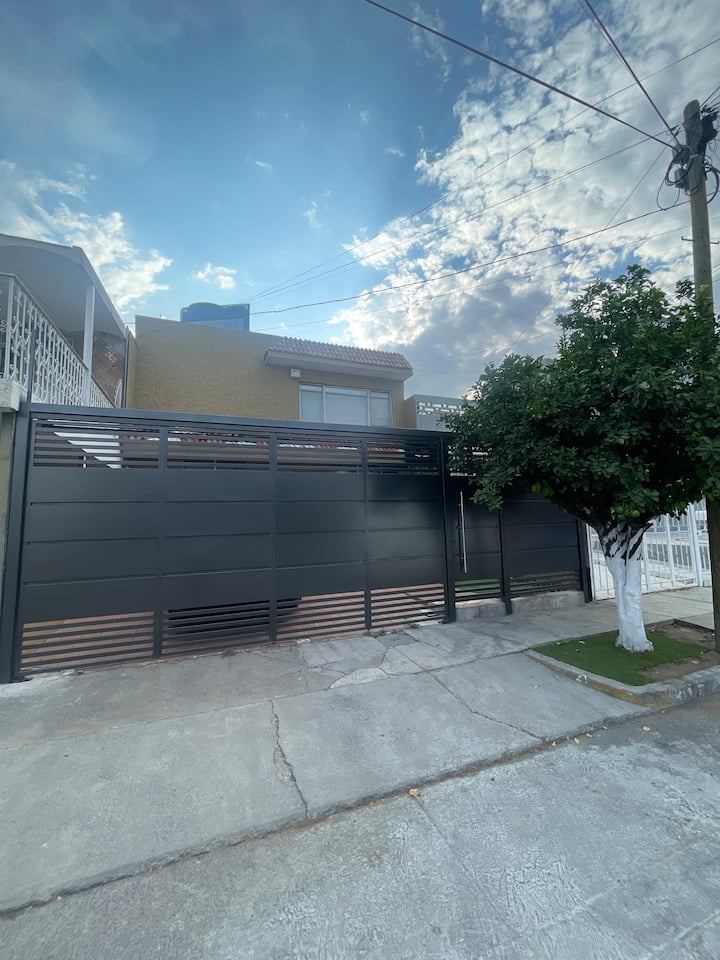 Casa Completa, 5 Recamaras, Terraza, 2 Autos. 10p - Guadalajara