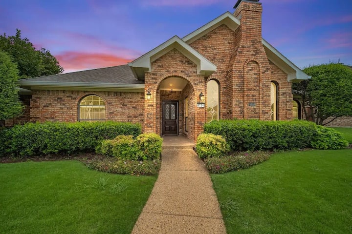 Luxe Retreat|sleeps 16+| Huge Kitchen| By Galleria - Carrollton, TX