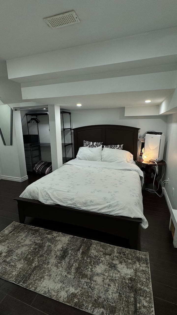 Warm Bedroom With A Separated Entrance & Bathroom - Vaughan