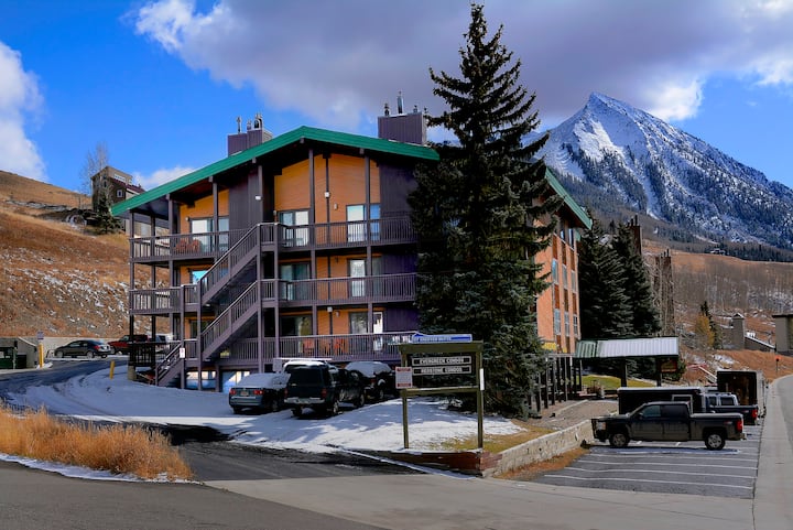 Evergreen Condo | Walk To Lifts | Shared Hot Tub | Very Convinient - Crested Butte, CO