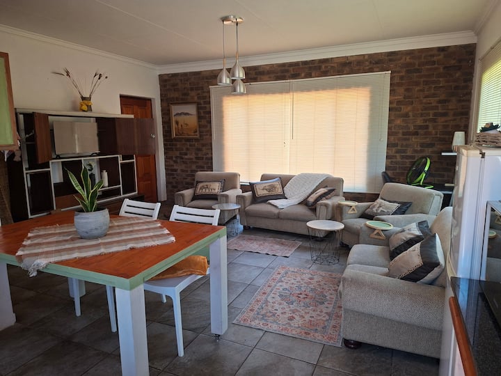Comfortable Cottage Ideal For Long Term Stay - Centurion