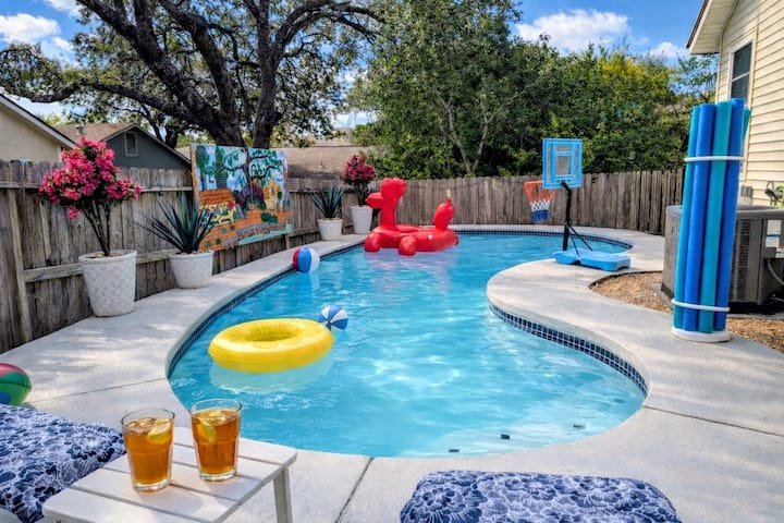 Private Pool Retreat Near Lackland & Seaworld - San Antonio, TX
