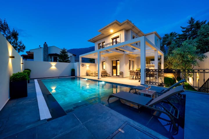 Havuzlu Korunaklı Villa - Hisarönü
