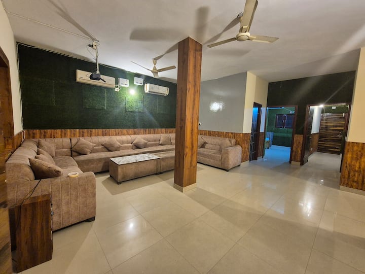 2-bhk Villa With Big Lawn & Free Parking. - Noida