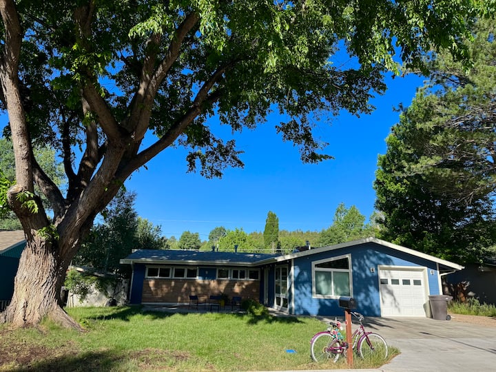 Midcentury Cozy | Futs Trail Access| Peak Views - 플래그스태프