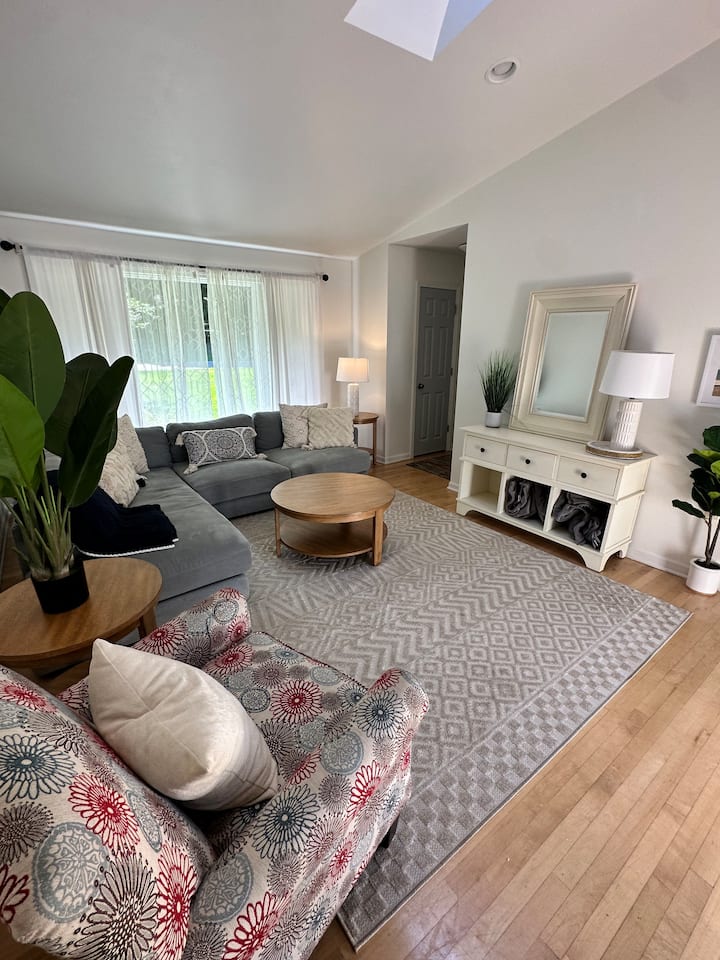 Bright & Cozy 2-bdrm Condo Near Beach & Downtown - Douglas, MI