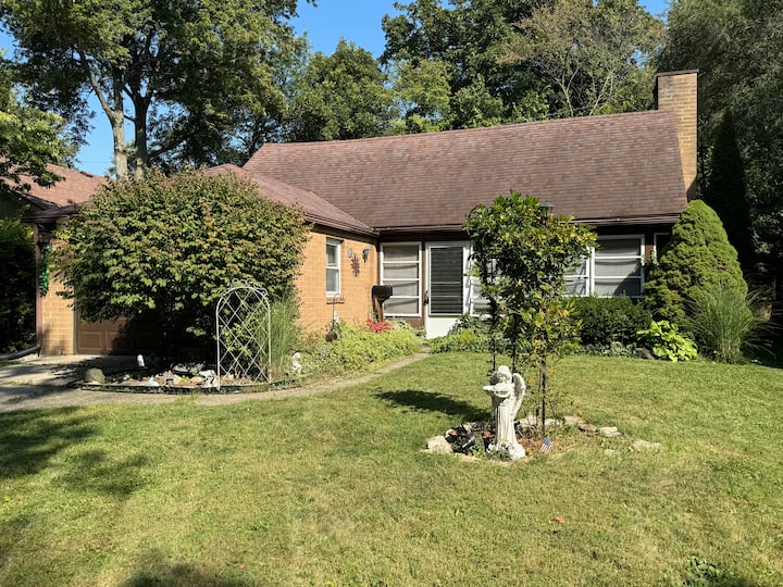 Charming Bungalow With Fenced Backyard And Garage. - Toledo, OH