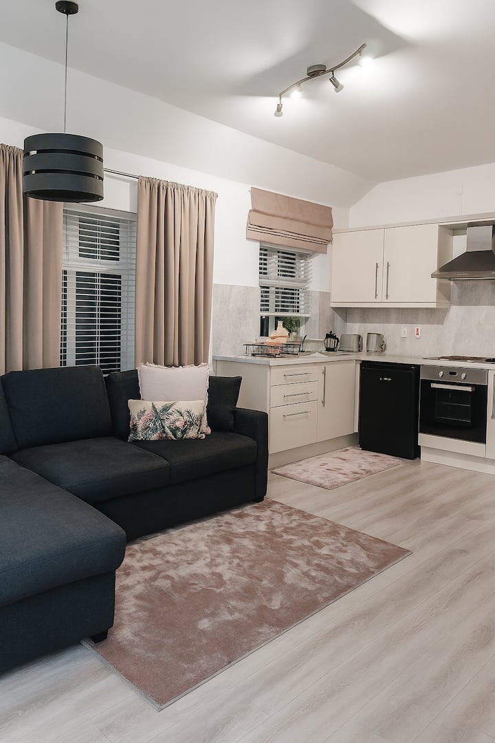 Cheap, Central, Wi-fi, Sleeps 4/6 Parking Condo - Portrush