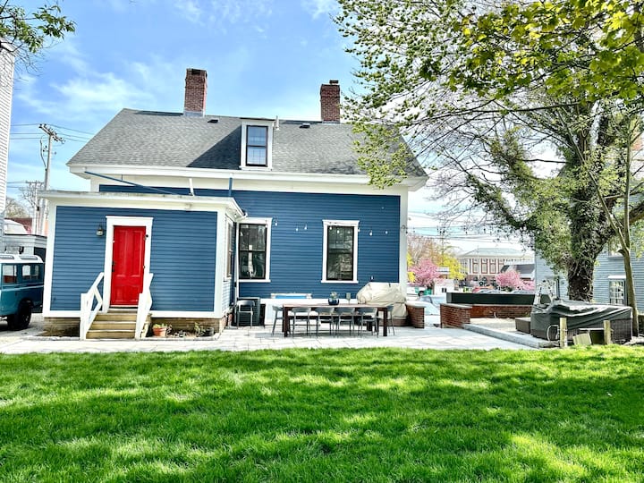 Charming Downtown Home - 4 Car Parking & Backyard! - 紐波特