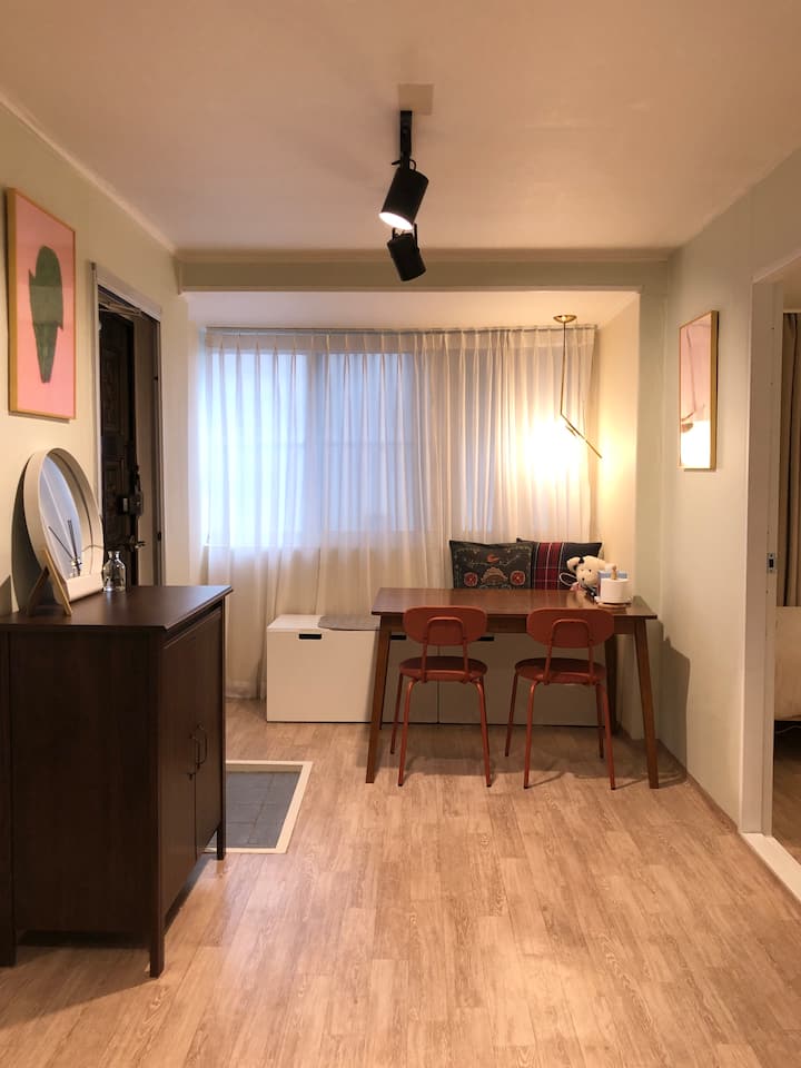 홍대입구역 도보5분 / 방 3개 , 침대 4개/편리한 위치/위치 최고 /공항 택시픽업 - Seoul