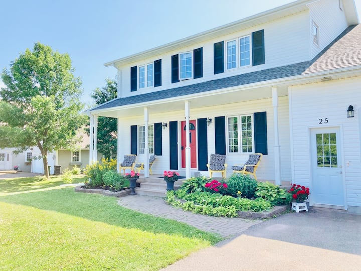Centrally Located Bright 4 Bedroom With Hot-tub - Charlottetown
