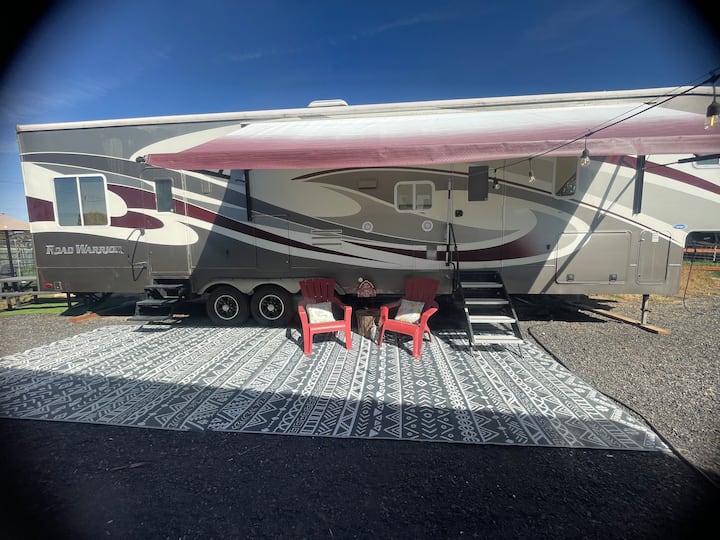 Hobby Farm Stay, Large 2- Bedroom Rv - Redmond, OR