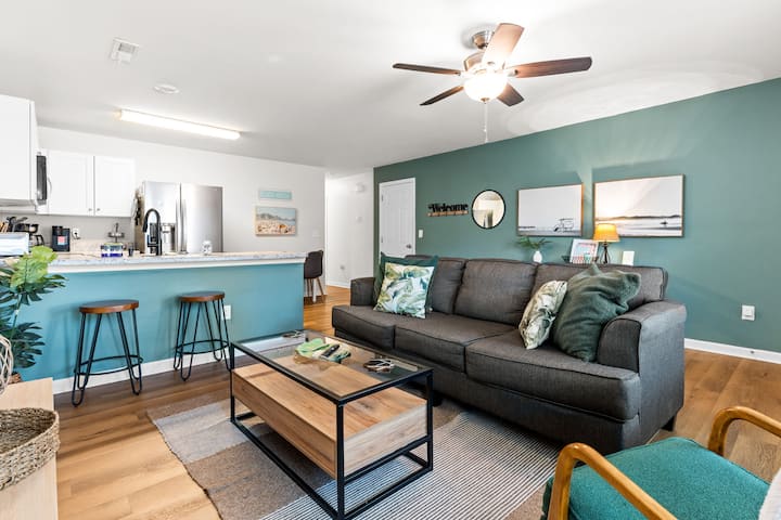 Tropical Gem: Cozy Game Room & Patio Oasis - Sunset Beach, NC