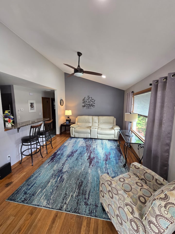 Stylish 2 Bedroom Peaceful Retreat! - Rockford, IL
