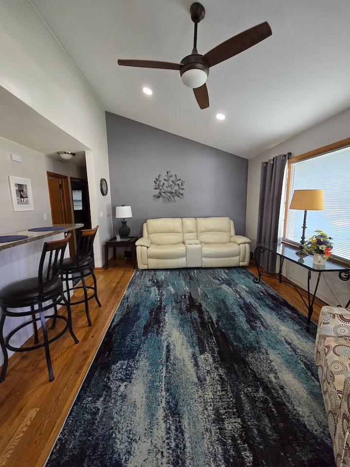 Stylish 2 Bedroom Peaceful Retreat! - Rockford
