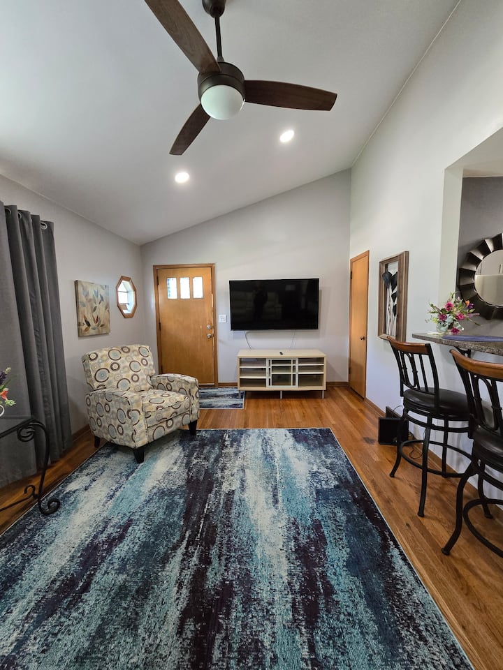 Stylish 2 Bedroom Peaceful Retreat! - Rockford