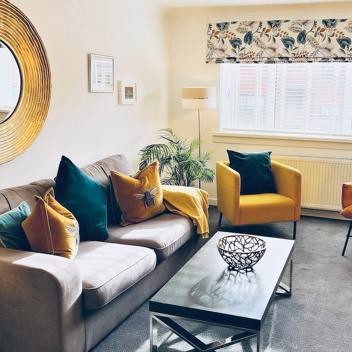 Stunning 2 Bed Flat Near Gla /Airport/parking/wifi - Ayrshire