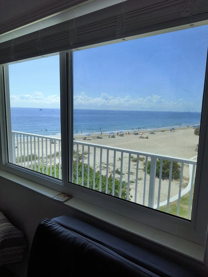 Beach Condo With  Private Beach And Full Kitchen - Lauderdale-by-the-Sea, FL