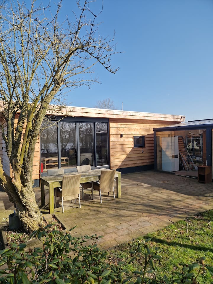 Gezellig Challet Met Prachtige Tuin Aan Een Meer - Heerhugowaard