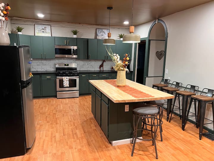Slade’s On Main In Historic Naples - Pet Friendly - Naples, NY